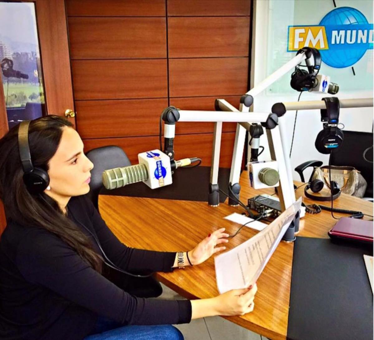 Estefani Espín, una periodista destacada - FM Mundo