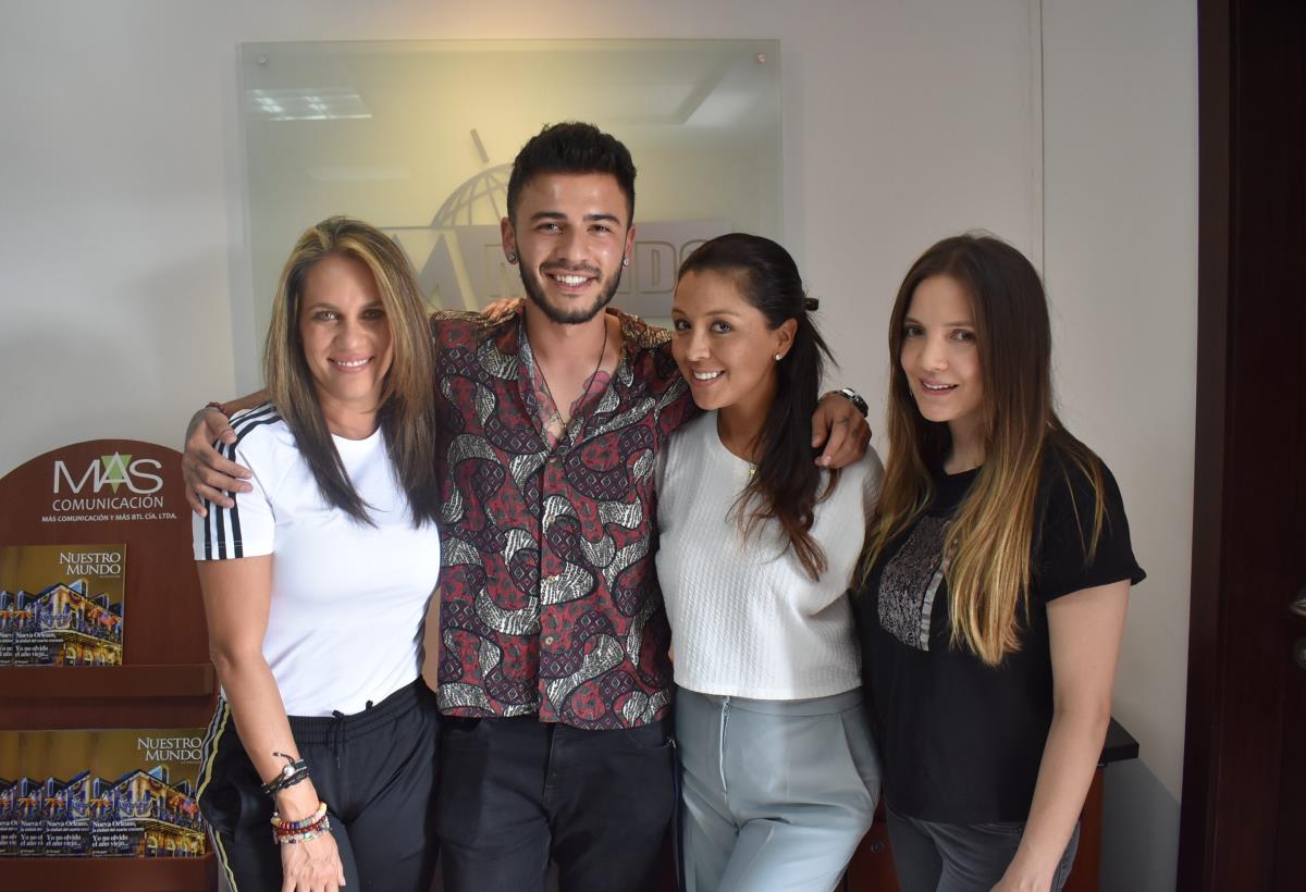 Helian Evans visitó la cabina de Vamos Mundo Magazine - FM Mundo